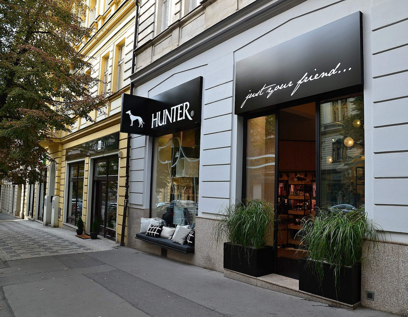 Hunter opens two new brand stores - petworldwide